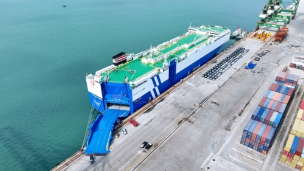 Ship deployed for new Middle East route is largest dual-fuel car ...